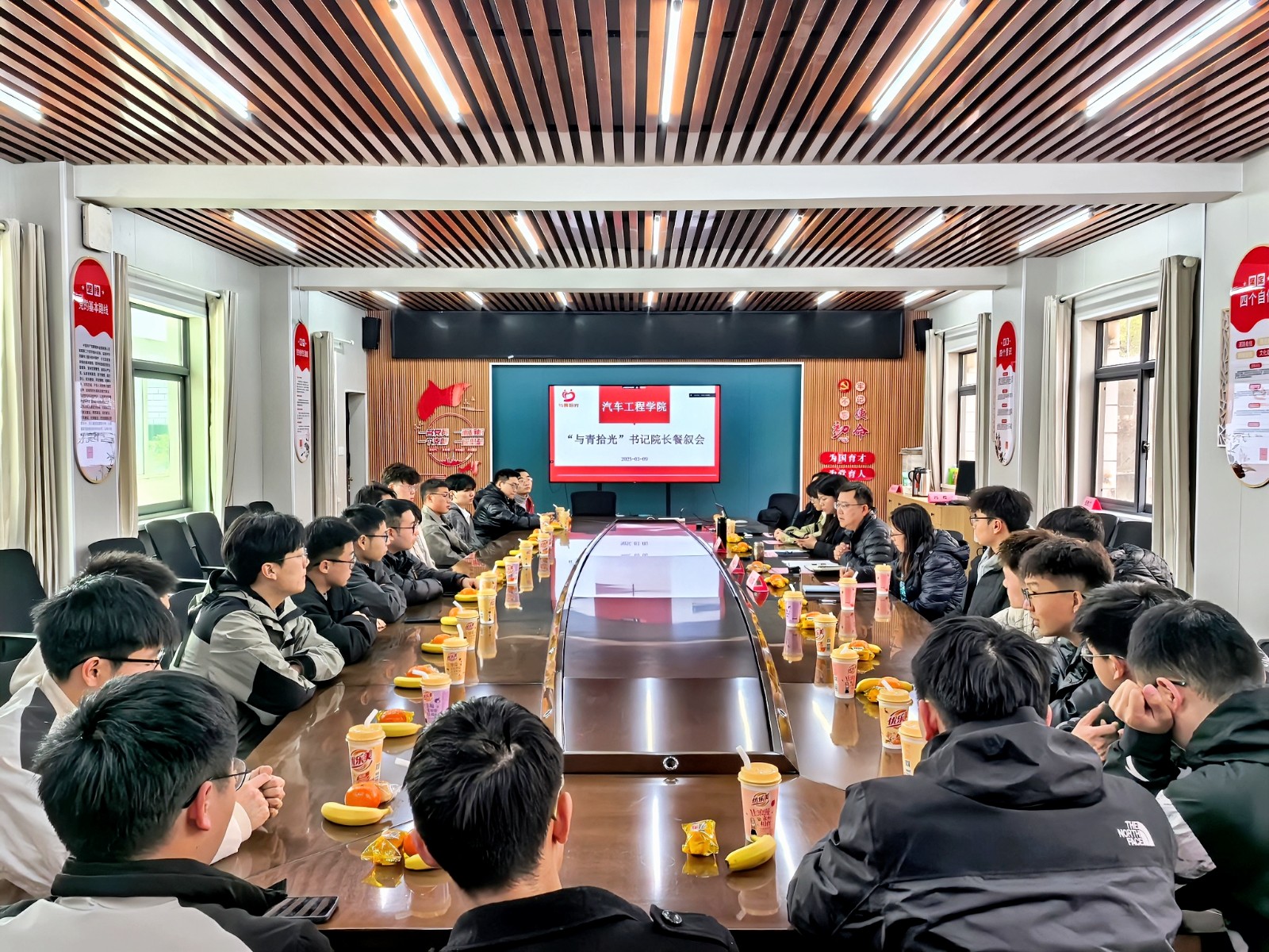 汽车工程学院举办“与青拾光”书记院长餐叙会-湖北汽车工业学院新闻网